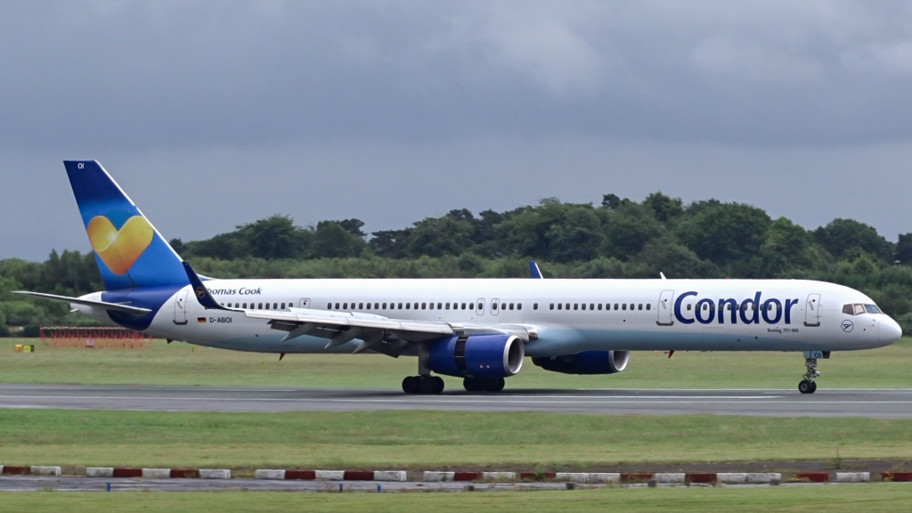 VIDEO Condor Boeing 757-300 bouncy landing at Manchester Airport