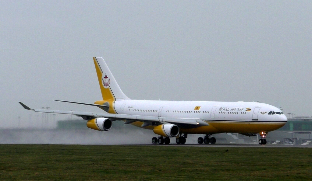 VIDEO Brunei Government Airbus A340-200 V8-001 Take Off at Stansted Airport