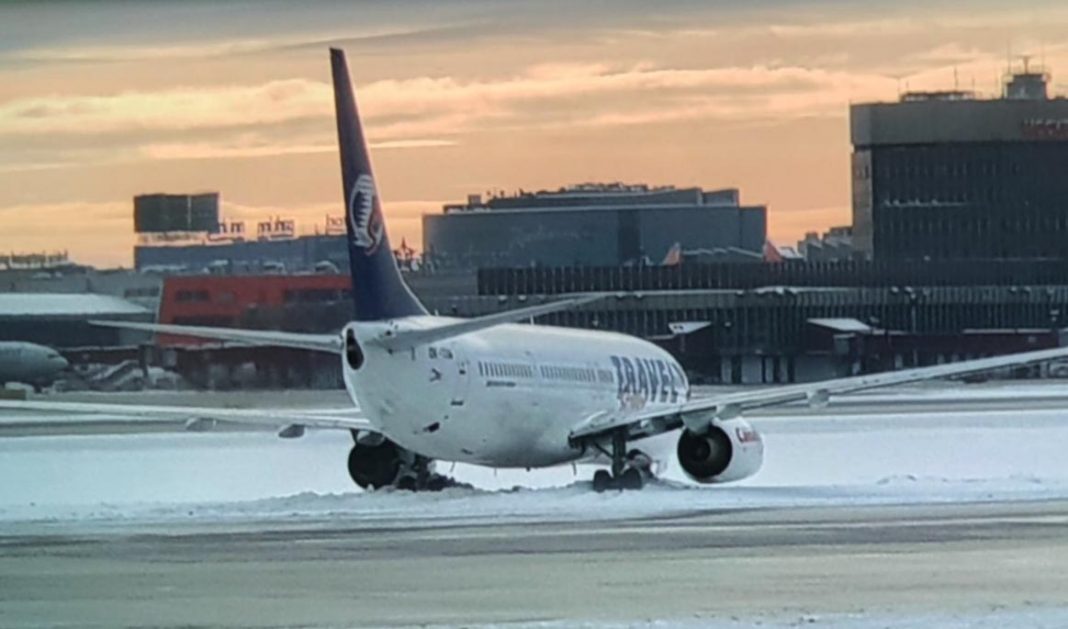 INCIDENT SmartWings Boeing 737-900 skidded off runway at Moscow ...