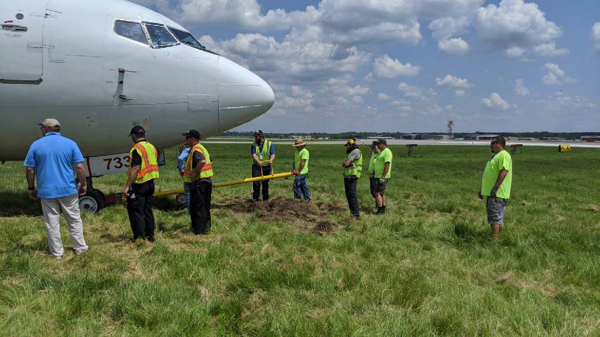 INCIDENT Kalitta Boeing 737-400 ran off runway during a rejected take ...