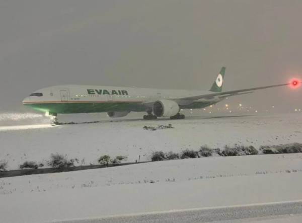 INCIDENT EVA Air Boeing 777 skids taxiway at Vancouver Airport