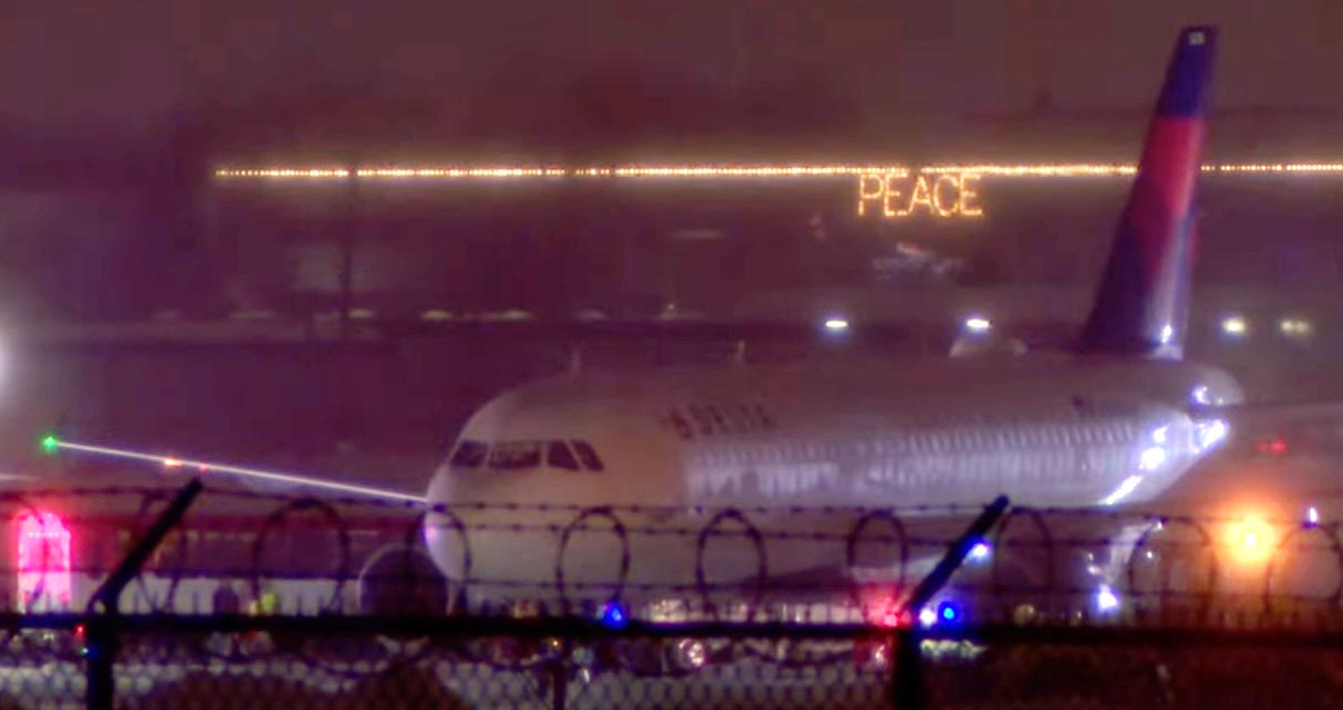 Delta Flight #DL1819 slid off the taxiway due to snow at Minneapolis− ...