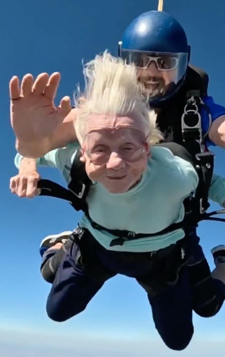 How cute??? A 104-year-old Chicago woman jumped out of a plane on world ...