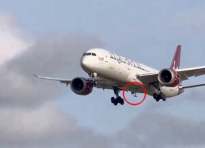 A Virgin Atlantic Boeing 787-9 returned to London Heathrow with the Ram ...