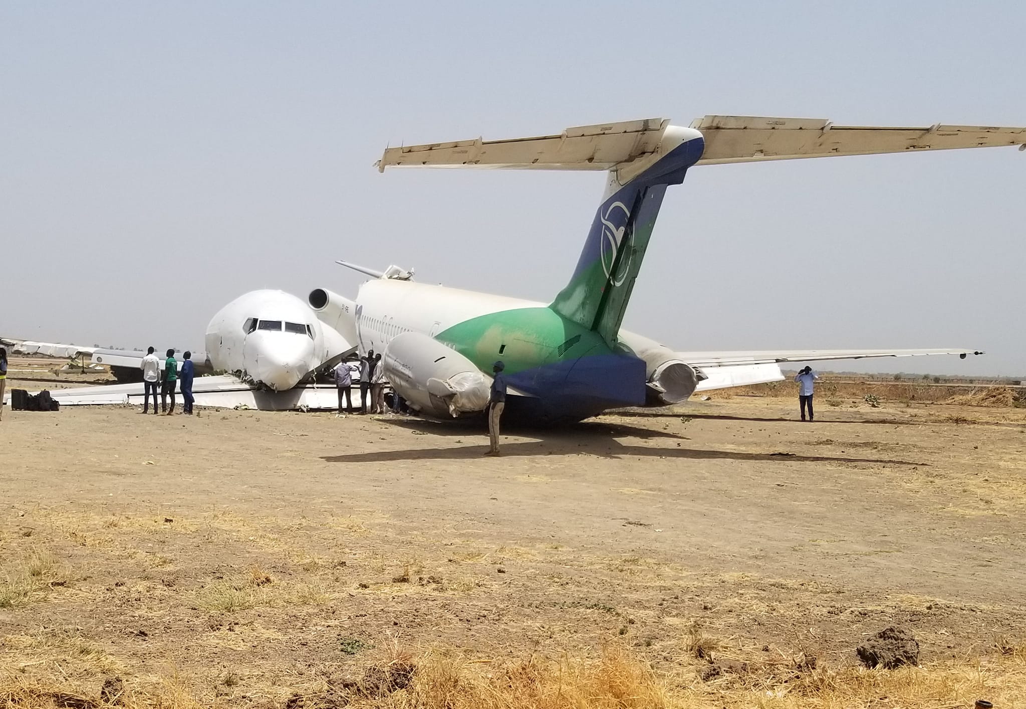 Safe Air Boeing 727 collides with disabled MD-82 while landing in South ...