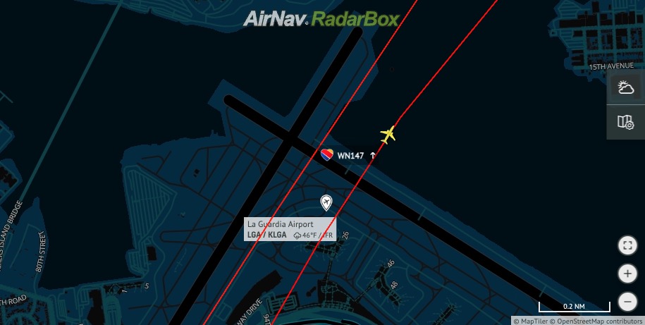 Wind shear dangerously deviates Southwest #SWA147 during landing ...
