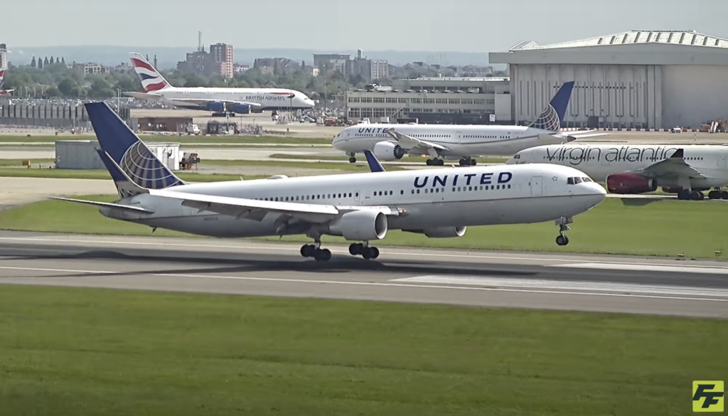 United Airlines #UA905 to Newark declared an emergency and returned to ...