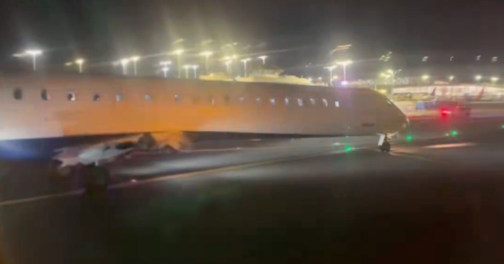 Wing of a CRJ900 was ripped off during collision with another Delta aircraft at LaGuardia Airport